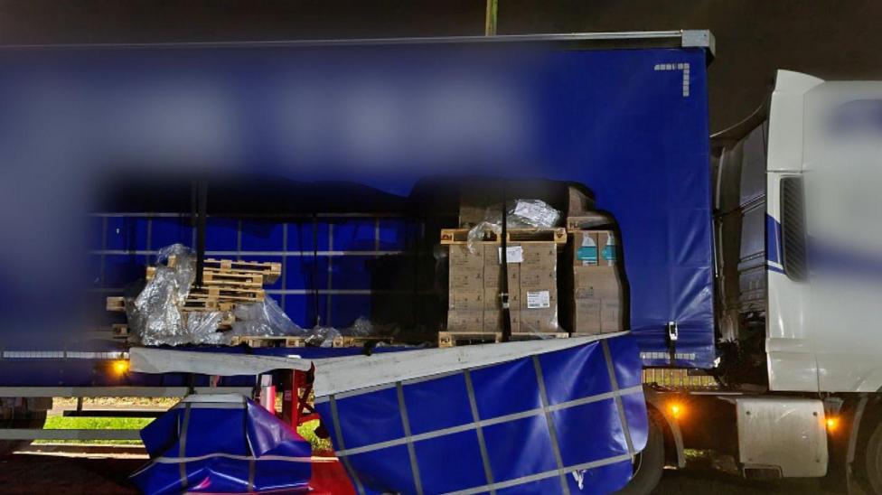 Lorry thefts: Drivers call for higher security standards - BBC News