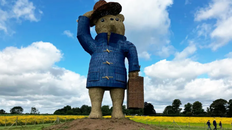 Paddington: Statues pop up across UK and Ireland - BBC Newsround