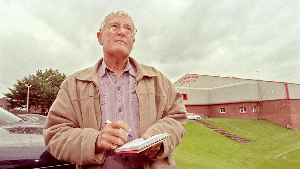 David Meek: Veteran Man Utd writer dies, aged 88 - BBC News