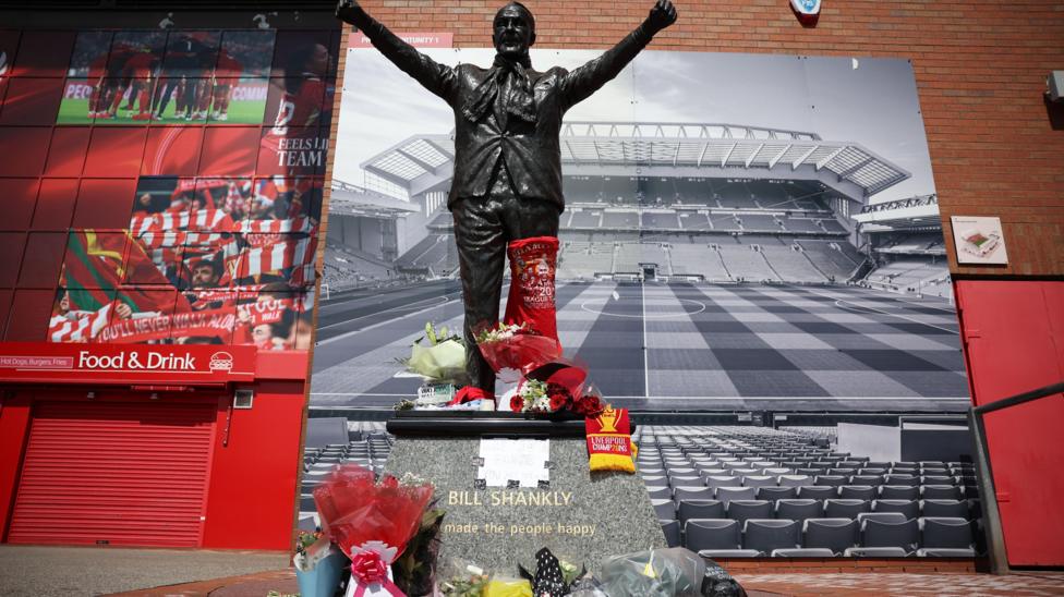 Diogo Jota death prompts outpouring of grief from Liverpool fans - BBC News