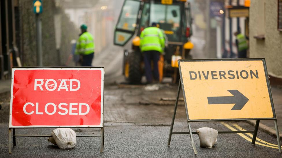 South East roadworks lifted ahead of the Easter weekend - BBC News