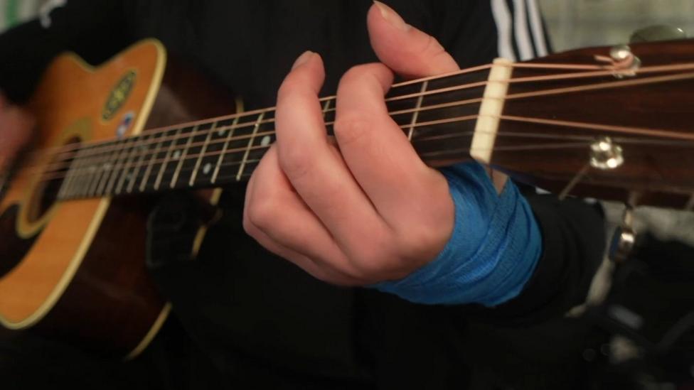 Armagh musician Martin Rafferty busks his way into record books - BBC News