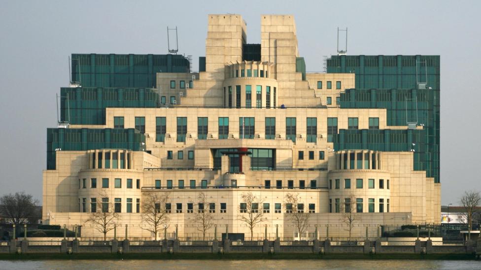 Terry Farrell, architect who designed MI6 building, dies aged 87 - BBC News