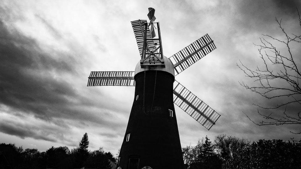 Queen Elizabeth II: Holgate Windmill pays tribute to Queen - BBC News