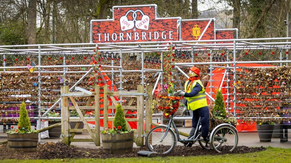 Bakewell bridge love locks to be unveiled in their new home - BBC News