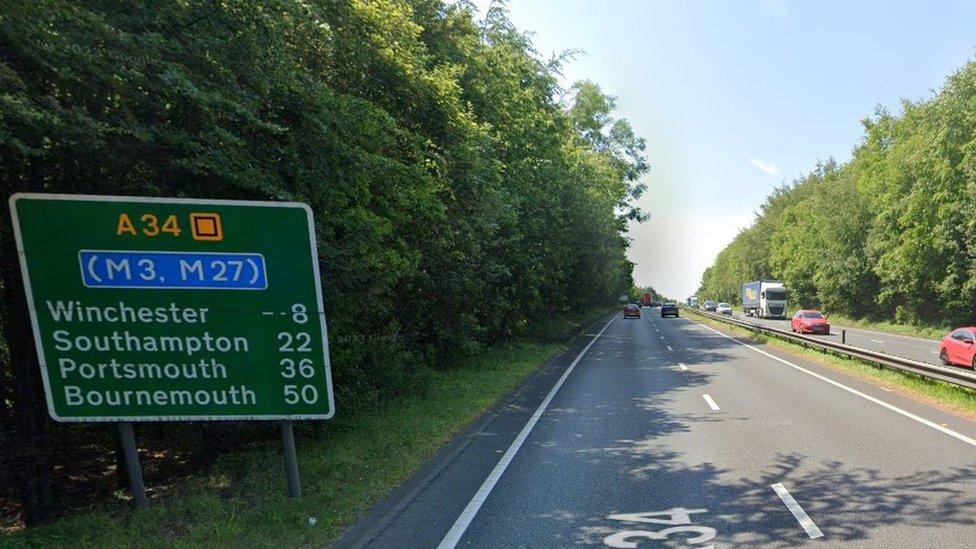 Overturned lorry shuts A34 near Winchester - BBC News
