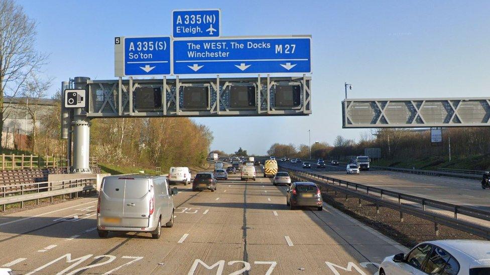 M27 eastbound reopens after crash between Eastleigh and Hedge End - BBC ...