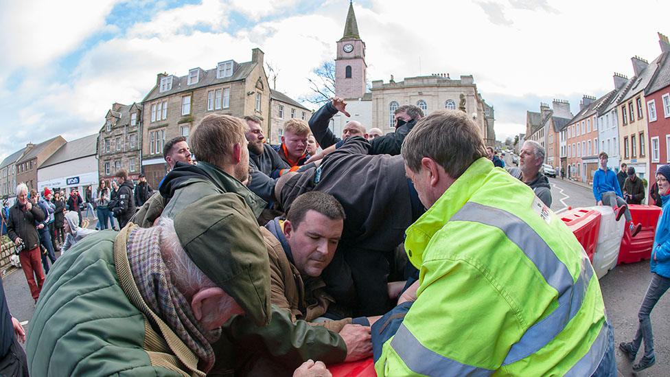 In pictures: Jedburgh's ba' game - BBC News