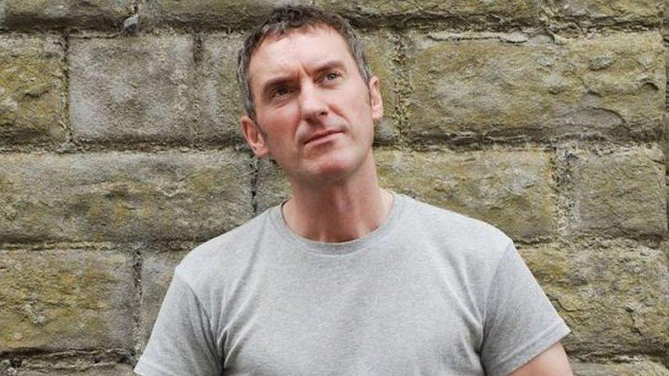 Brawd a ffrind agos i Dafydd Dafis yn trafod ei farwolaeth - BBC Cymru Fyw