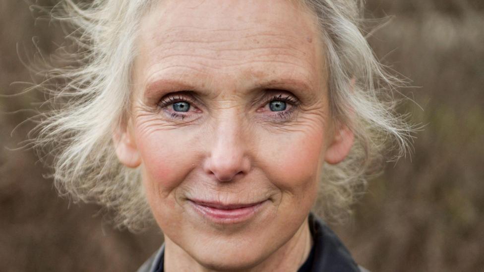 Balchder Betsan Llwyd wrth adael ei rôl gyda Theatr Bara Caws - BBC ...