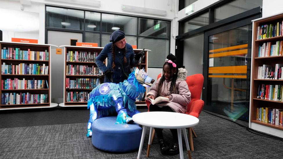 Rise in Bradford library usage despite cuts to hours - BBC News