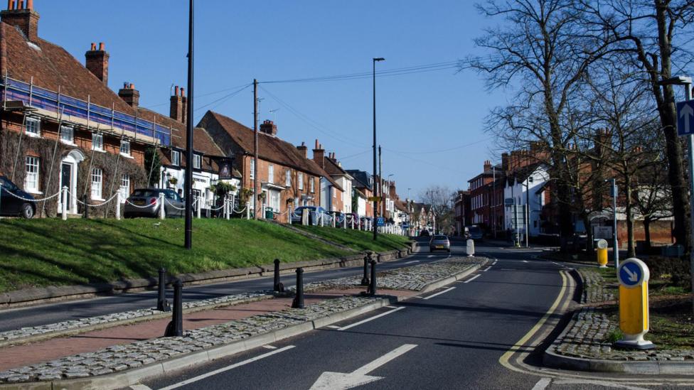 Wokingham Council: Plan for thousands of new homes approved - BBC News