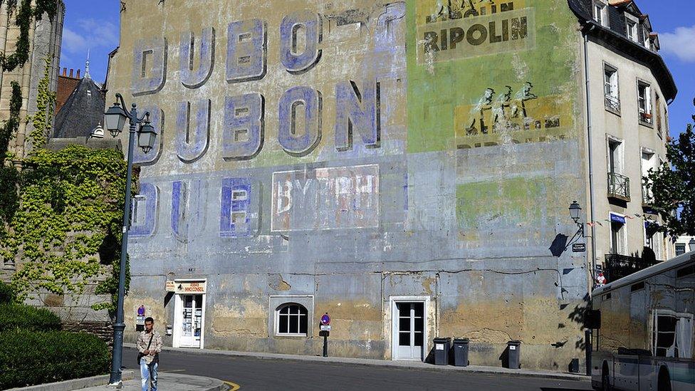 The dying art of French adverts painted on walls - BBC News