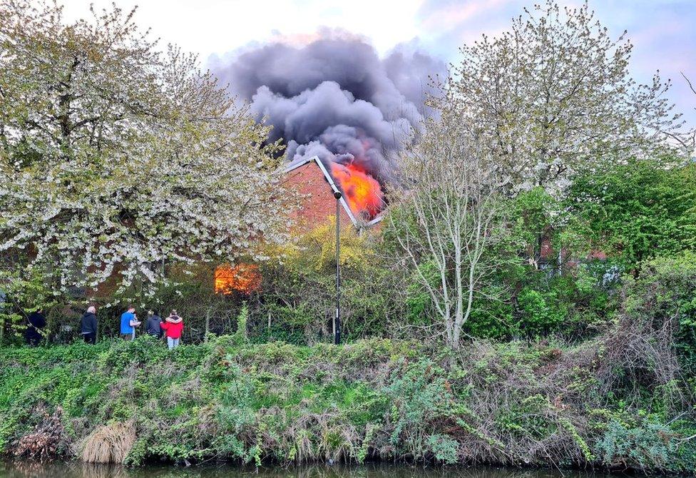Ten fire engines at large Coventry factory blaze - BBC News