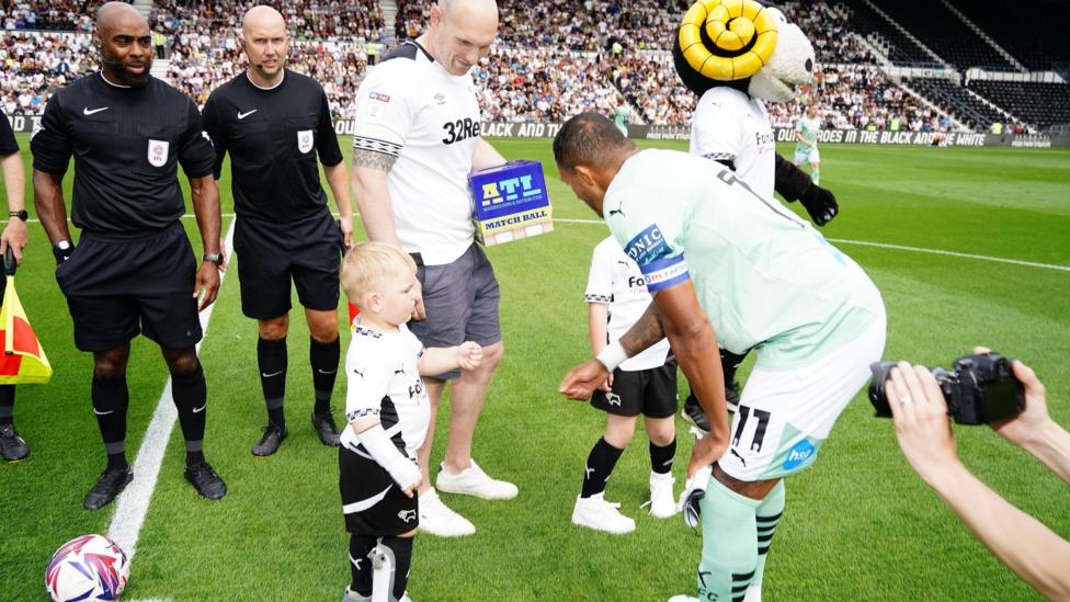Derby County fan, 3, walks with players after stroke - BBC News