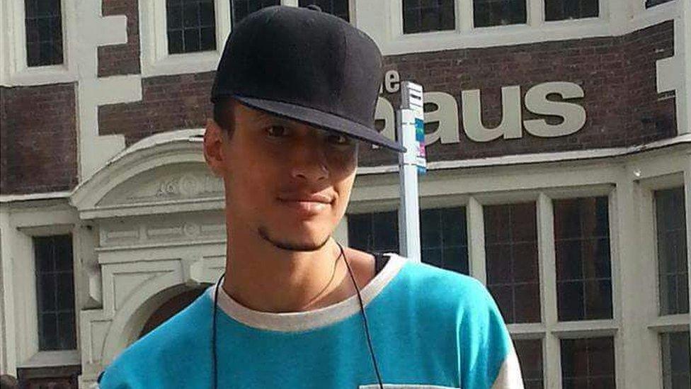 Oliver Tetlow murder: Reward over mistaken identity killing - BBC News