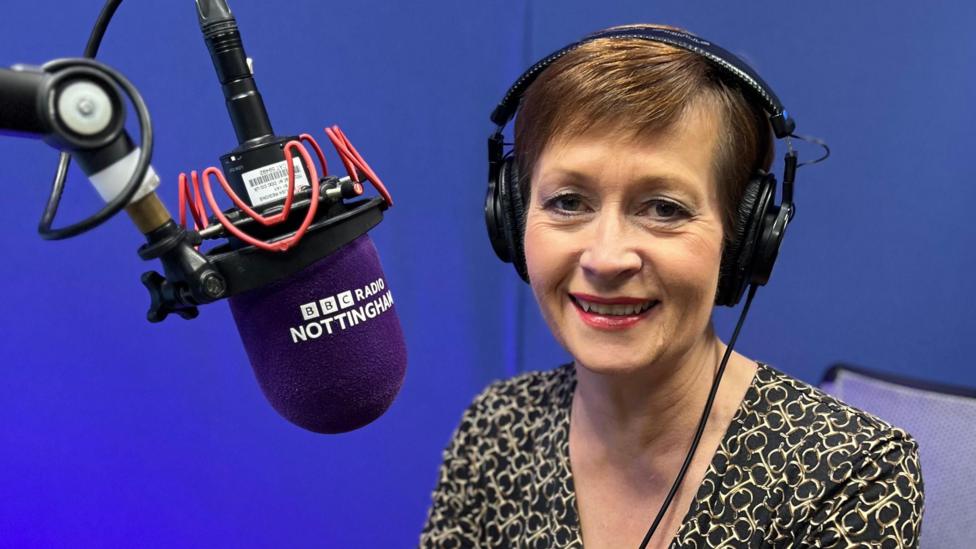 Weather presenter Sara Blizzard to leave BBC after 26 years - BBC News