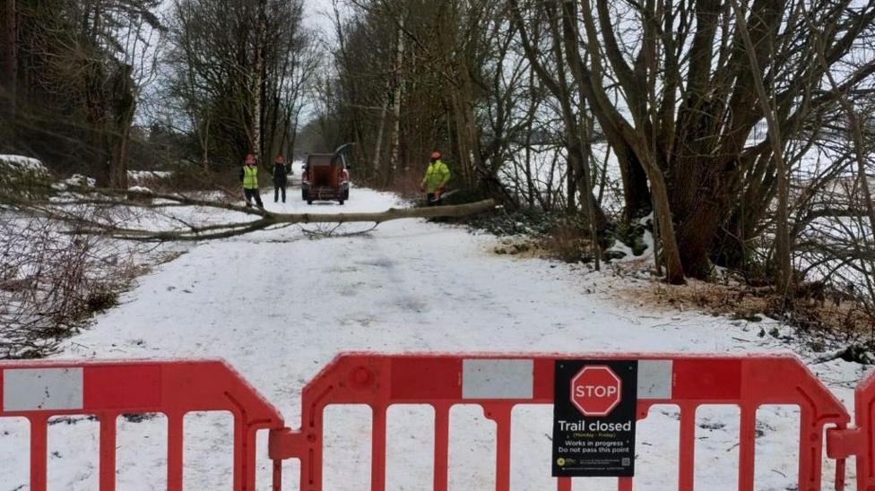 Safety warning as dozens ignore Monsal Trail closure signs - BBC News