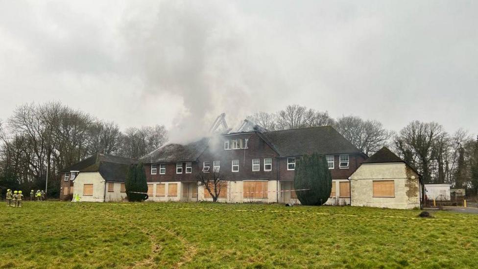 Lingfield: Fire breaks out at derelict St Piers School building - BBC News