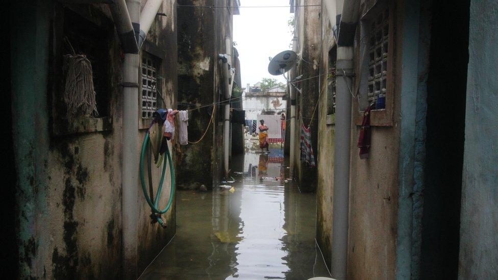 Chennai floods: 'We had to pay a bribe to cremate our mother' - BBC News