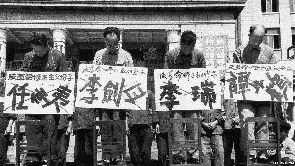 In pictures: Rare China Cultural Revolution photos on display - BBC News