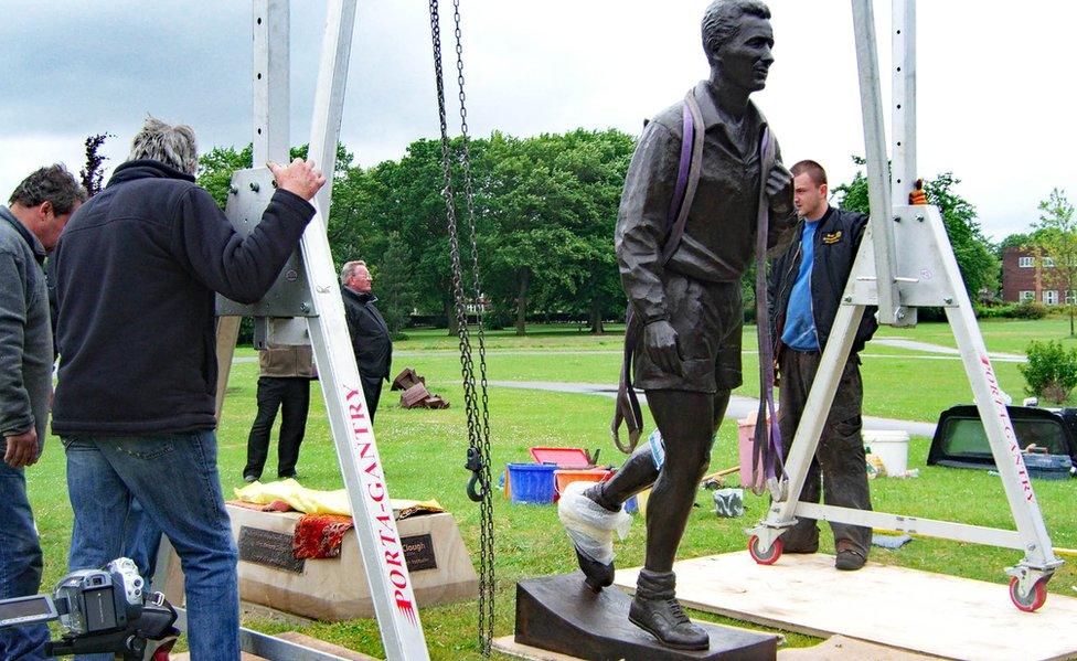 Brian Clough statue at Albert Park repaired - BBC News