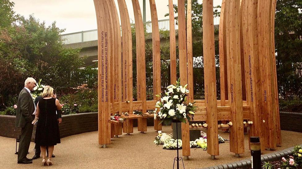 Manchester Air Disaster remembered on 40th anniversary - BBC News