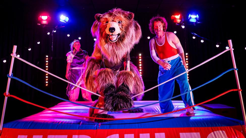 Hercules the bear brought back to life on the stage - BBC News