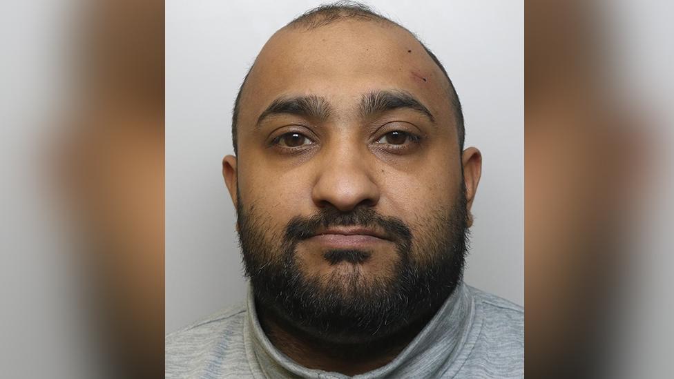 M62 police chase: Harris Rasool jailed over 120mph pursuit - BBC News