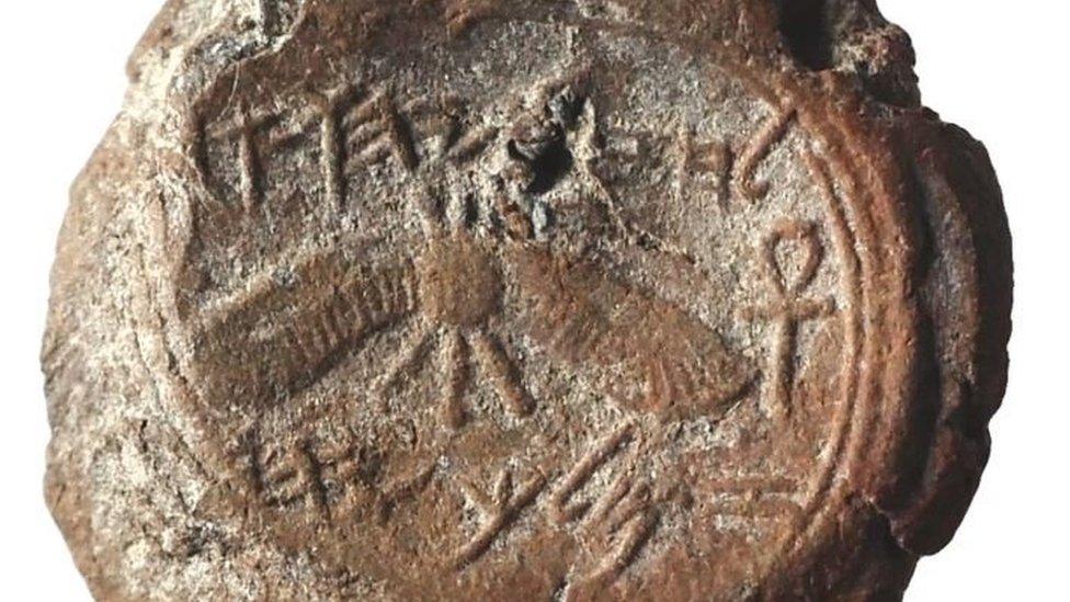 Impression of biblical king's seal found in Jerusalem - BBC News
