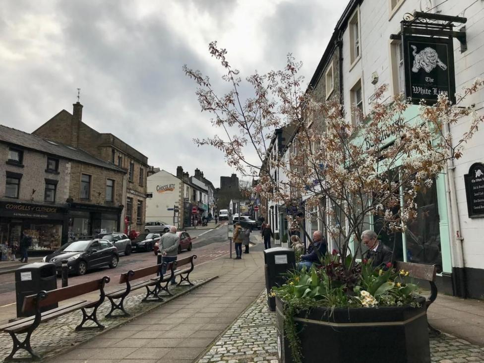 Clitheroe: Castle Street shops to stay open for £600k roadworks - BBC News