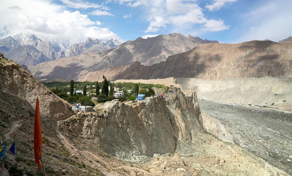 How Pakistan's melting glaciers destroy mountain villages - BBC News