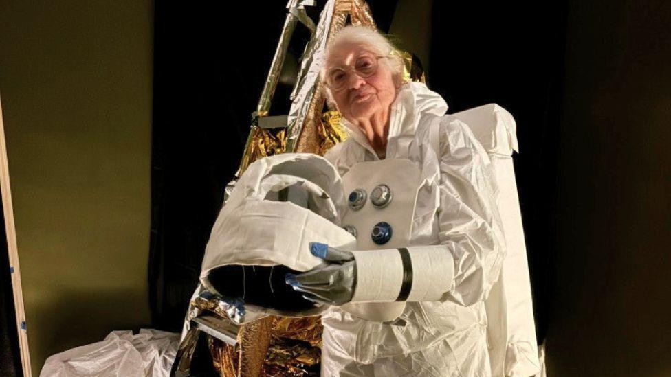 Moon landing: Woman recreates moonwalk in Belfast home - BBC News
