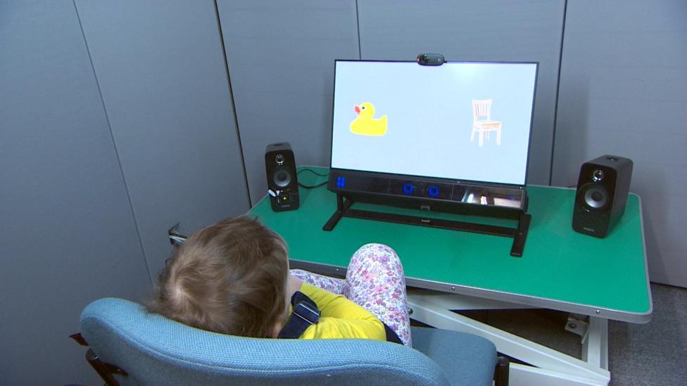 Thousands of families help Plymouth's Babylab research - BBC News