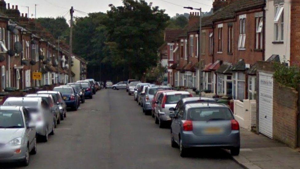 Elderly man dies in Luton house fire - BBC News