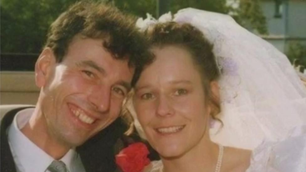 Thousands raised for children of cancer death couple - BBC News