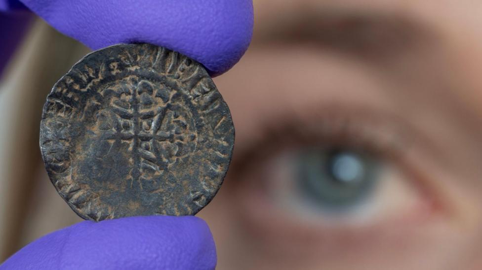 Prehistoric community remains found near Glasgow castle - BBC News