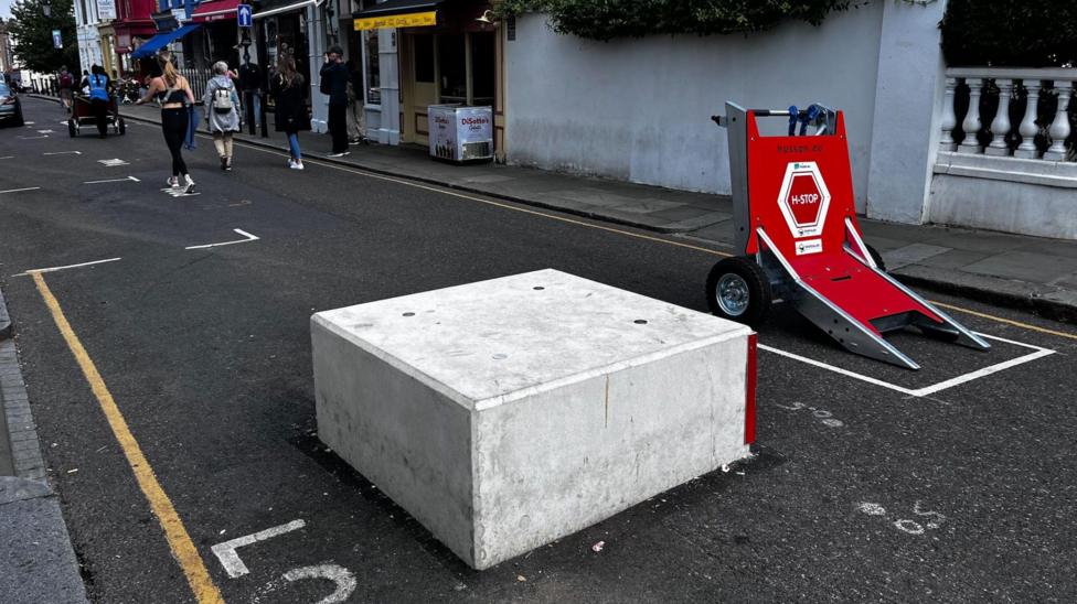 Notting Hill Carnival: Anti-terror barriers temporarily removed - BBC News