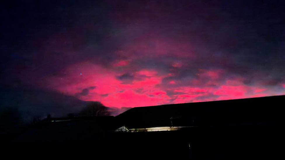 Northern Lights give stunning display across south of England - BBC News