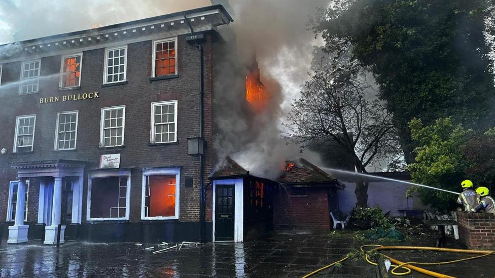 Mitcham: Historic Burn Bullock pub badly damaged in large fire - BBC News