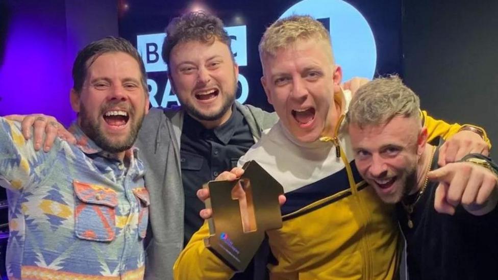 The Reytons: Rotherham indie band play sell-out gig in home town - BBC News