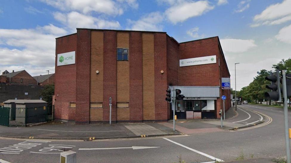 Planners insist bat boxes are fitted at new church in Leicester - BBC News