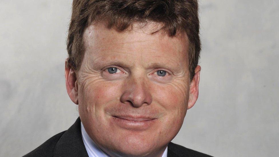 MP Richard Benyon banned for texting while driving - BBC News