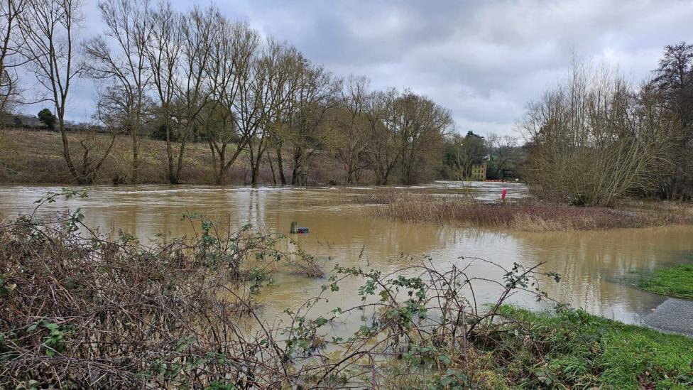 Flooding and rail disruption in Kent after heavy rain - BBC News