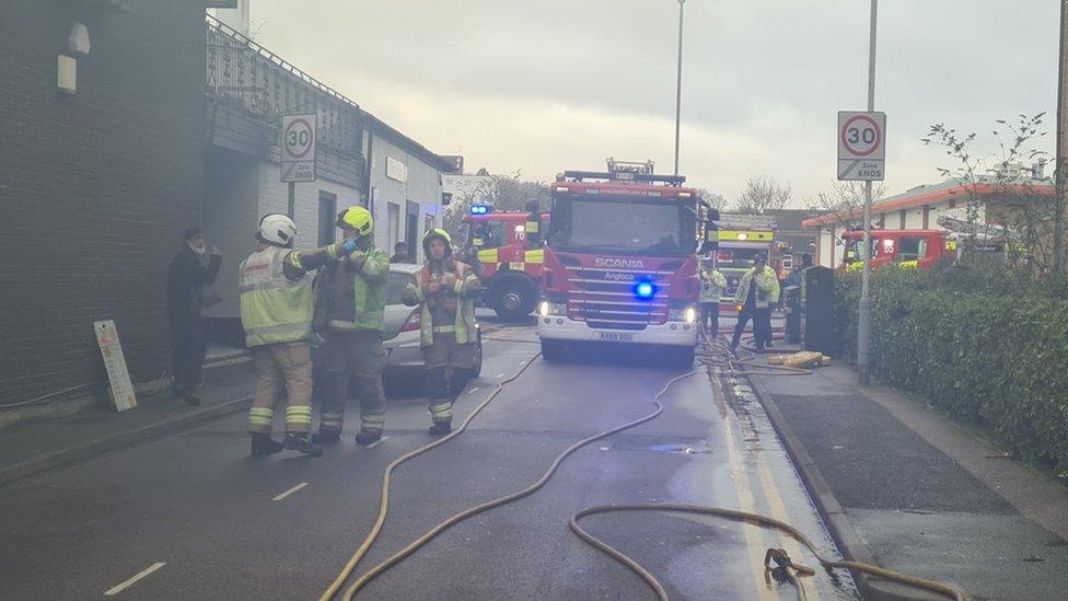 Luton flat fire: Three people rescued as blaze destroys home - BBC News