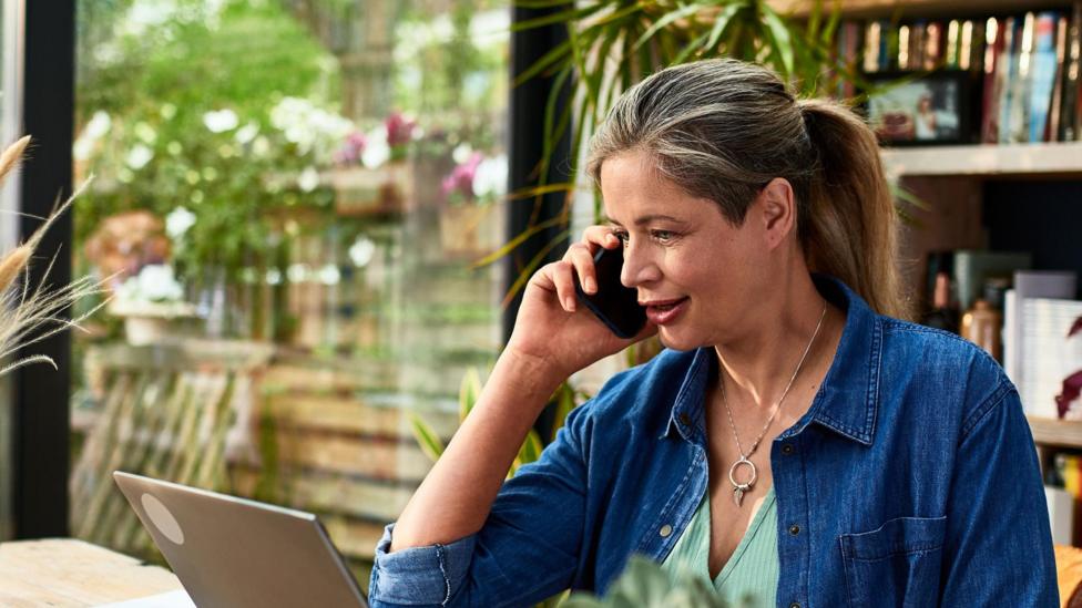 Russian Coms: Fake caller app shut after thieves duped thousands - BBC News