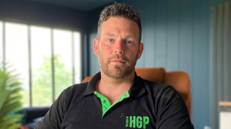 The Hoof GP: The Scottish cow hoof trimmer watched by millions - BBC News