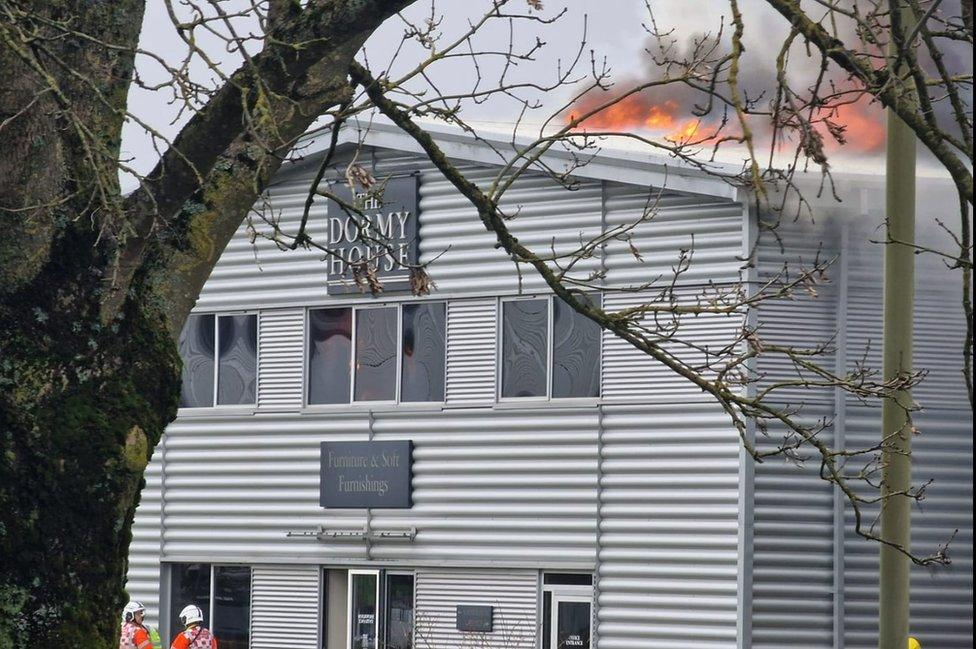 Andover: Crews tackle industrial estate warehouse fire - BBC News
