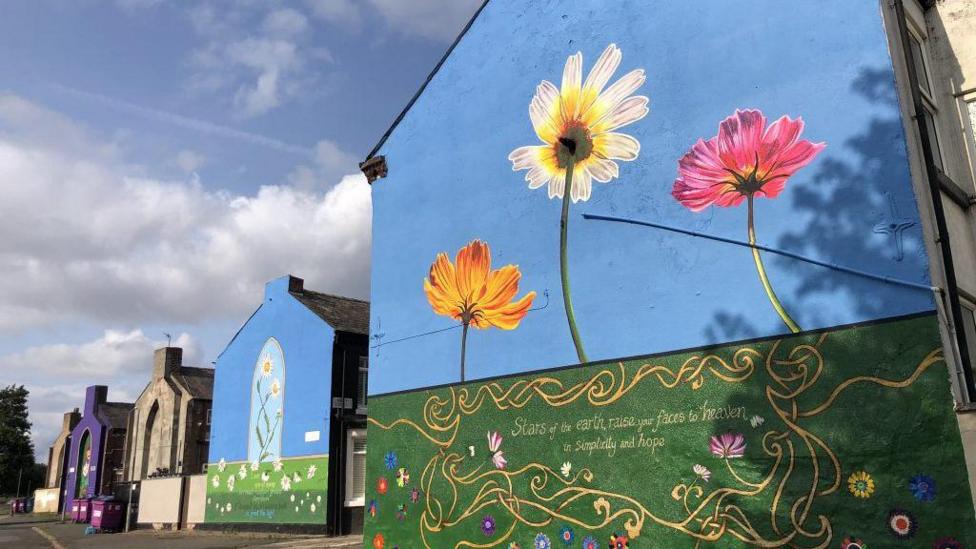 Liverpool's Flower Streets given floral makeover - BBC News