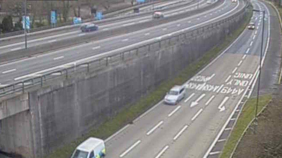 M4 reopens after wind damaged sign at Newport - BBC News